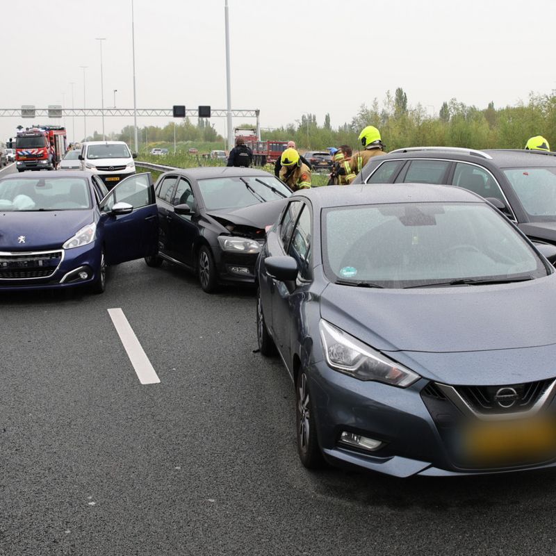 A4 afgesloten na ongeluk met vijf auto's, meerdere gewonden - Omroep West