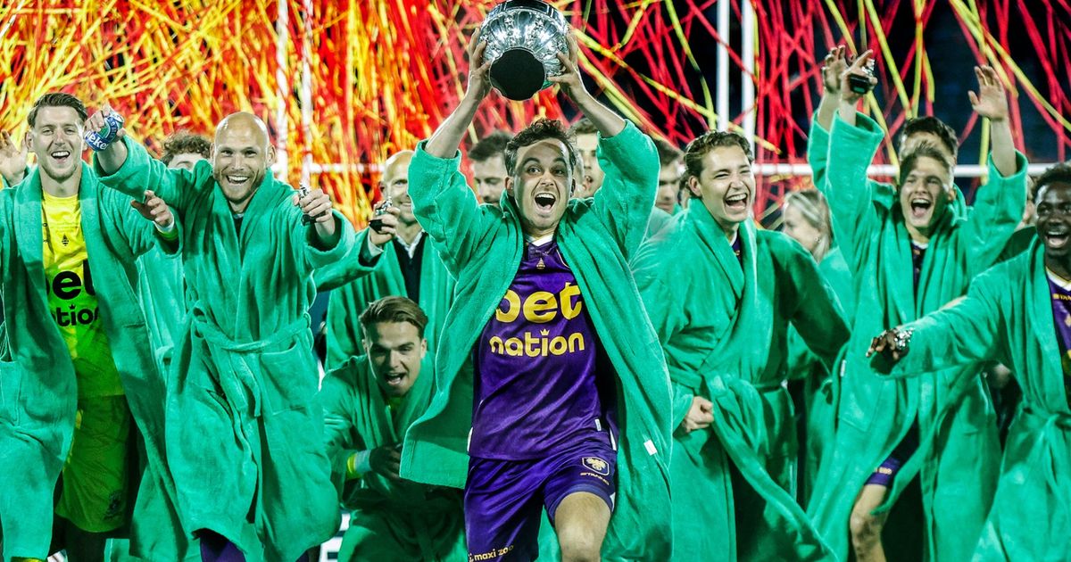 Juichende GAE-spelers in badjas: maakte Broer (71) sportfoto van het jaar? - Oost