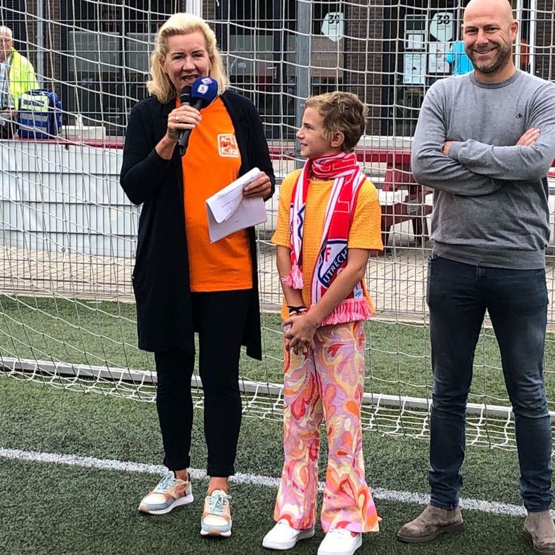 Fien (10) geneest van kanker en trapt balletje met Tim de Cler voor ...
