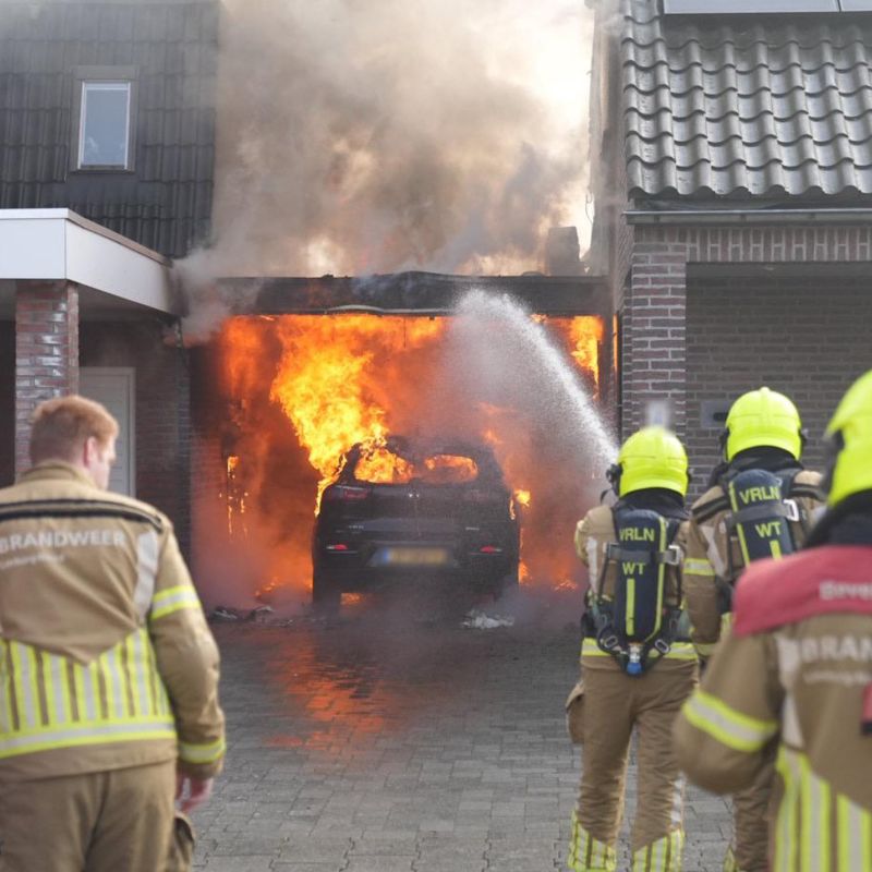 Veel rook bij autobrand in Weert - L1 Nieuws