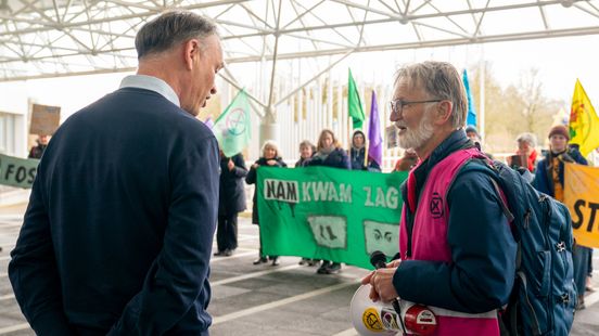 Extinction Rebellion voert actie bij NAM in Assen: 'Ga hier niet mee ...