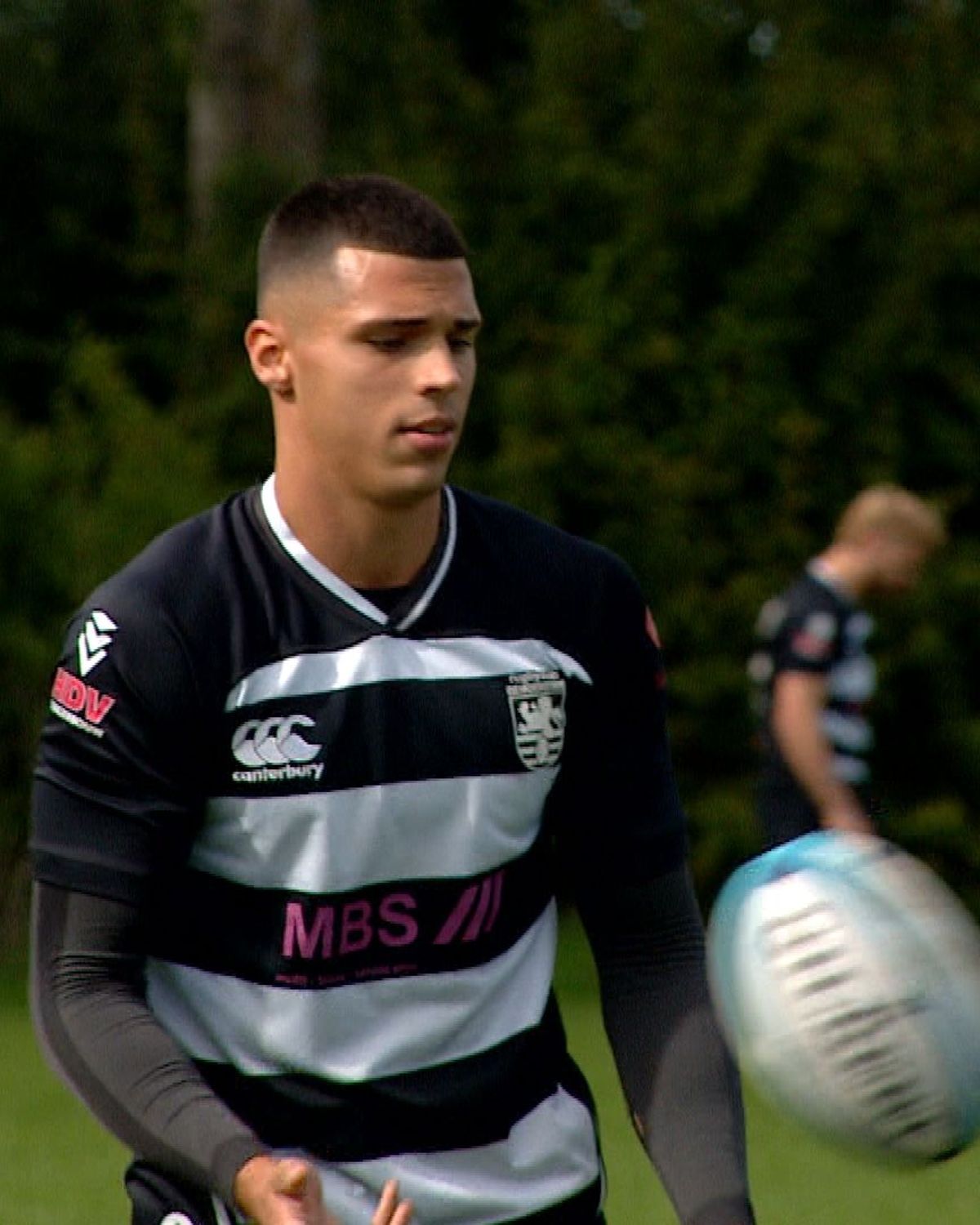 Lazar (20) liet Servië achter om te gaan rugbyen bij Oemoemenoe in ...