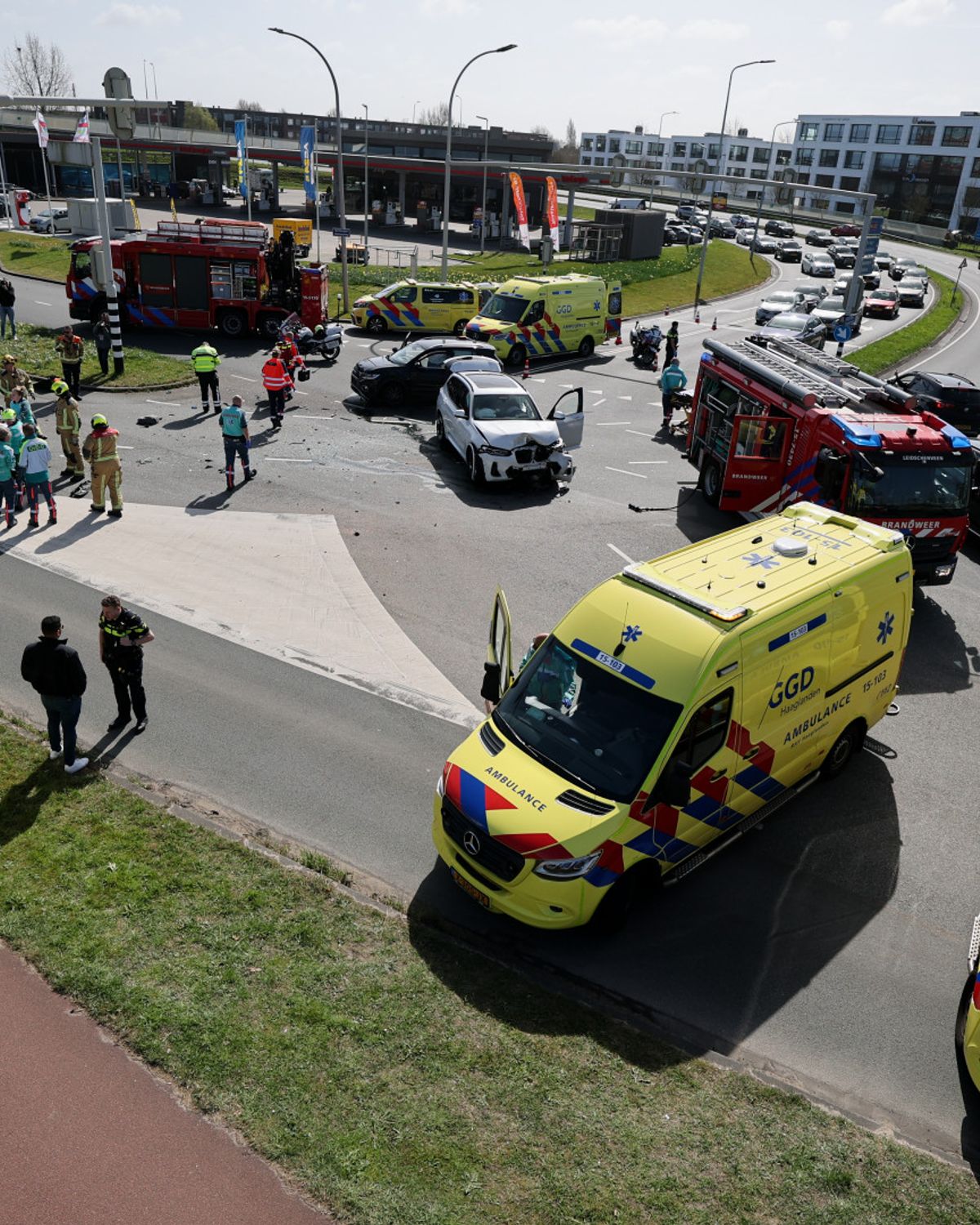 Zwaar ongeval op kruispunt, brandweer knipt dak van auto: drie gewonden - Omroep West