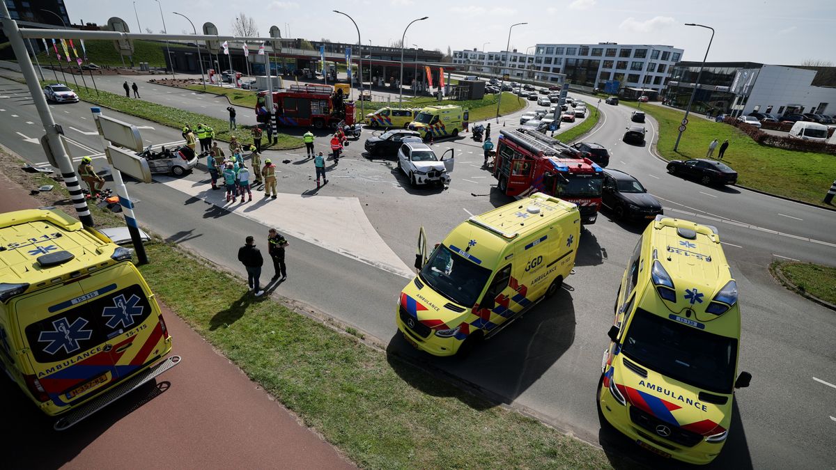 Zwaar ongeval op kruispunt, brandweer knipt dak van auto: drie gewonden - Omroep West