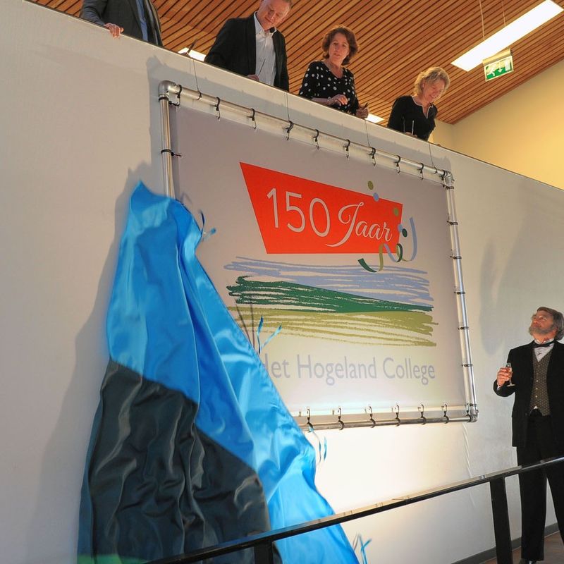 Grote reünie bij 150-jarig Hogeland College in Warffum - RTV Noord