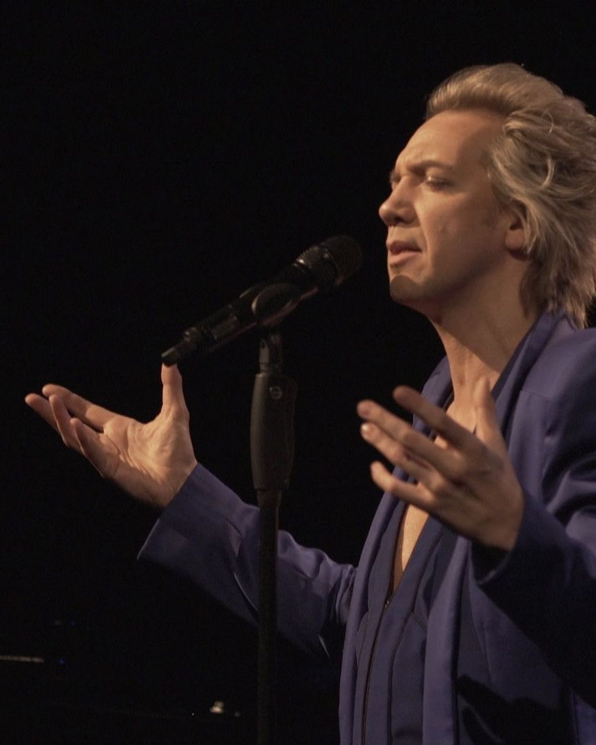 Intieme David Bowie-show van Sven Ratzke in de Nieuwe Regentes - Omroep ...