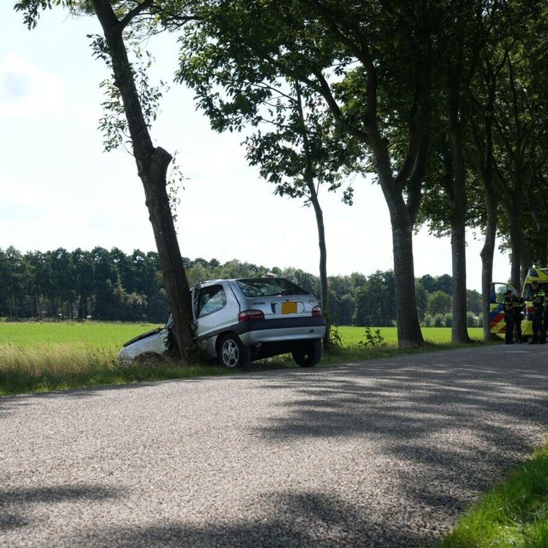 Bestuurder gewond bij botsing tegen boom - RTV Drenthe