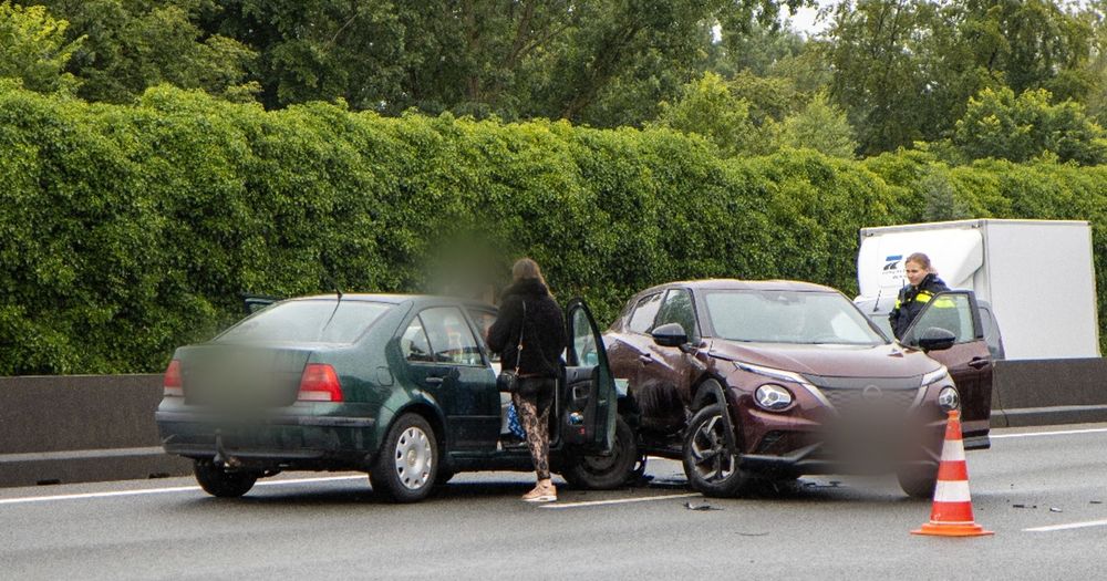 Twee rijstroken dicht na botsing tussen twee auto's - Rijnmond