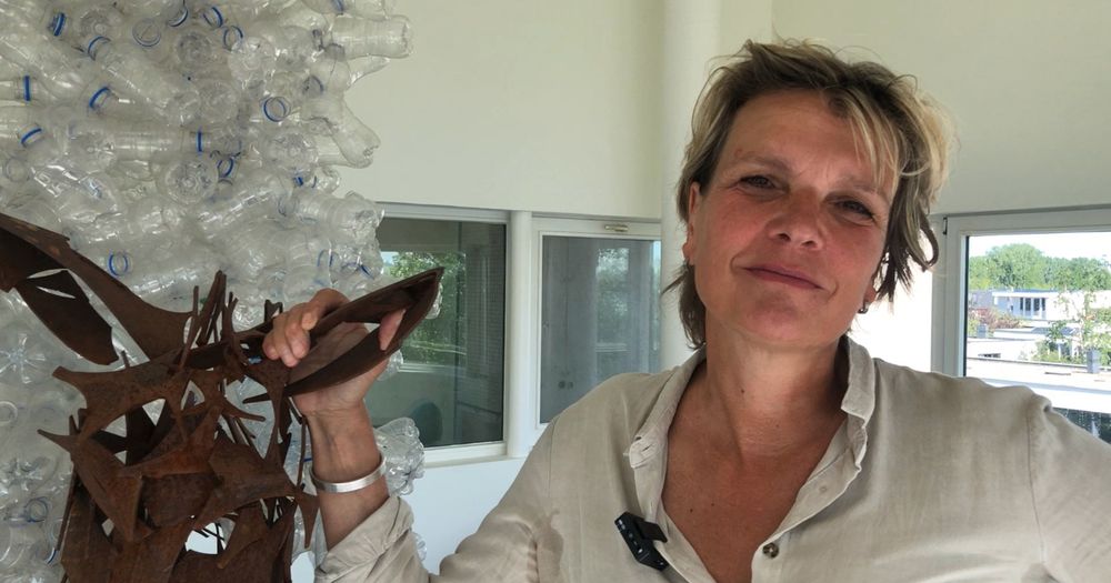 Afvalkunstenaar Maria Koijck wint Vrouw in de Media Award 2021 - RTV Noord