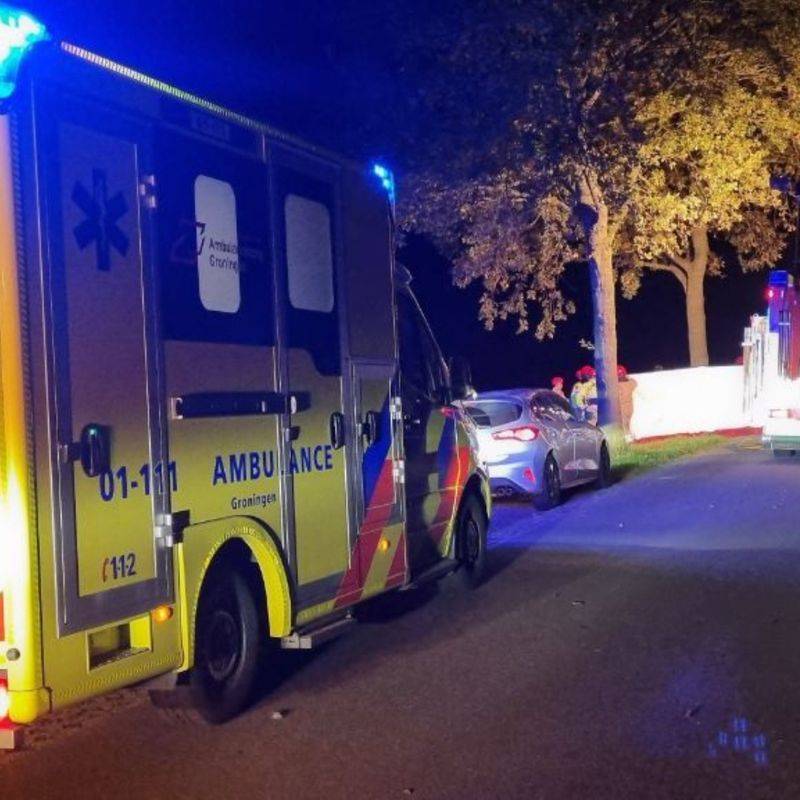 Auto met vier inzittenden botst tegen boom in Veendam (update) - RTV Noord
