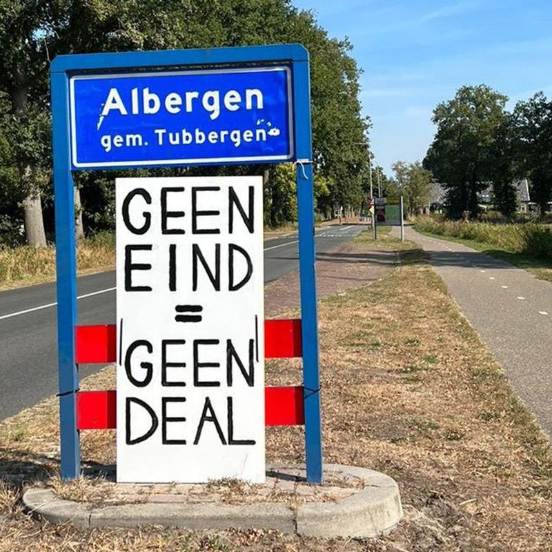 Albergen vol met protestborden asielhotel: 'Geen eind = Geen deal' - Oost