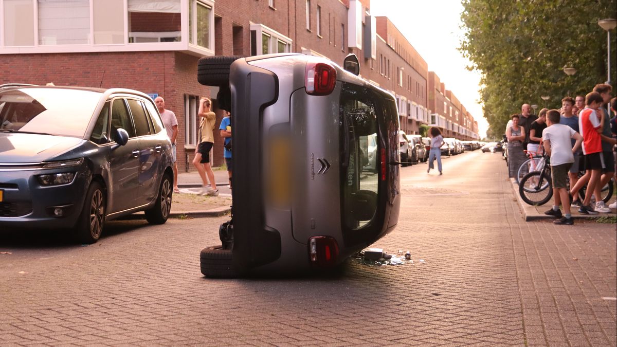 Een auto op zijn kant midden in de straat? Buurt loopt uit voor bizar ...