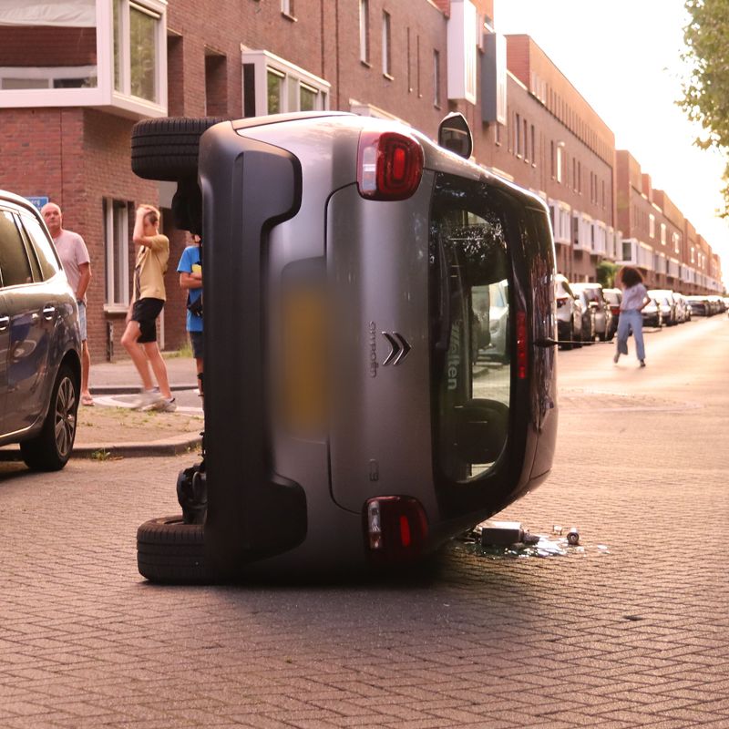 Een auto op zijn kant midden in de straat? Buurt loopt uit voor bizar ...