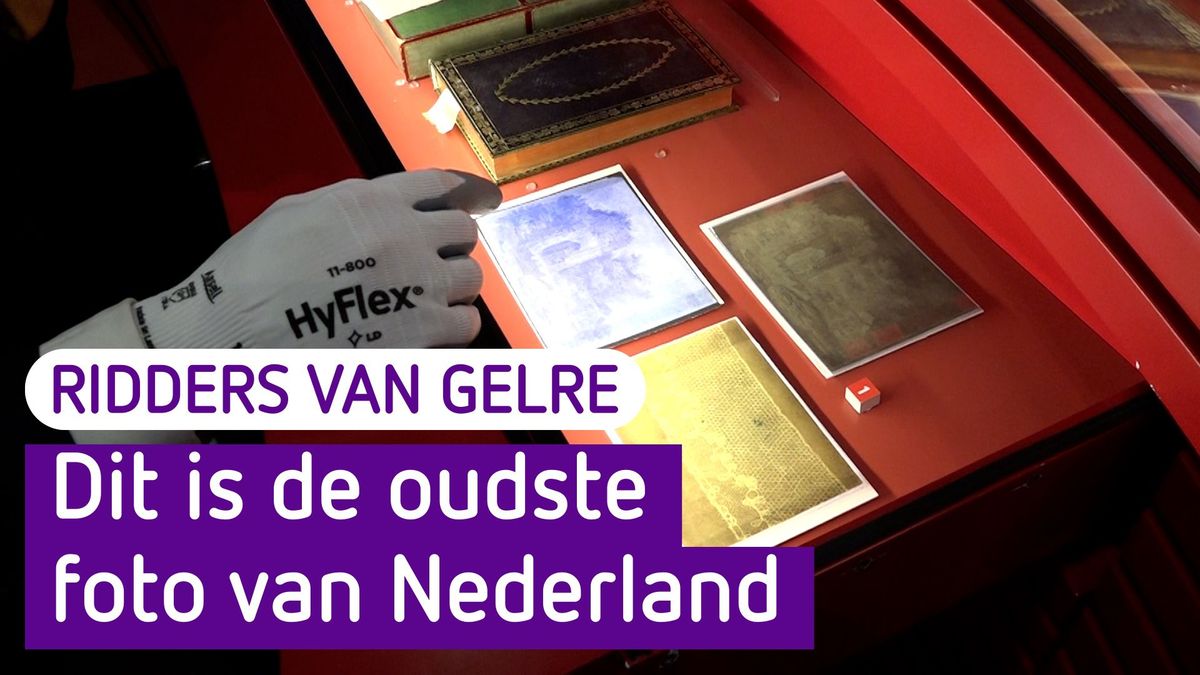 Ridder Bas bekijkt het Album Amicorum met de oudste foto van Nederland ...