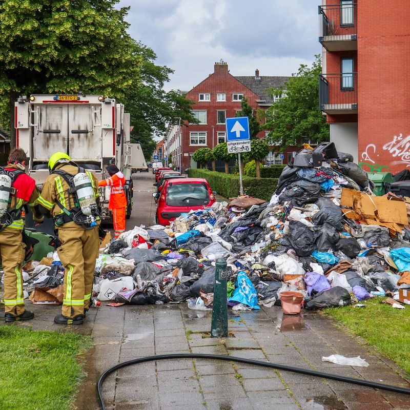 Straat vol afval door brand in vuilniswagen - Rijnmond