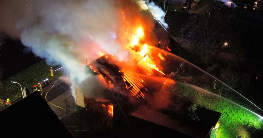 Huis en werkplaats in lichterlaaie, bewoners op tijd buiten - Rijnmond
