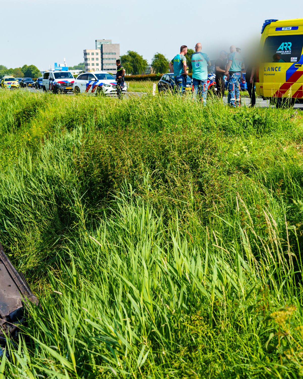 Auto belandt ondersteboven in sloot in Spijkenisse | Zeven gewonden bij ...