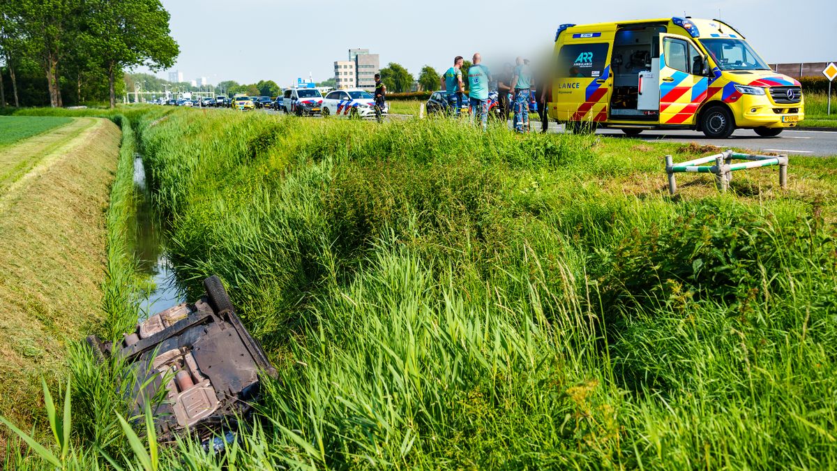 Auto belandt ondersteboven in sloot in Spijkenisse | Zeven gewonden bij botsing in Maasland ...
