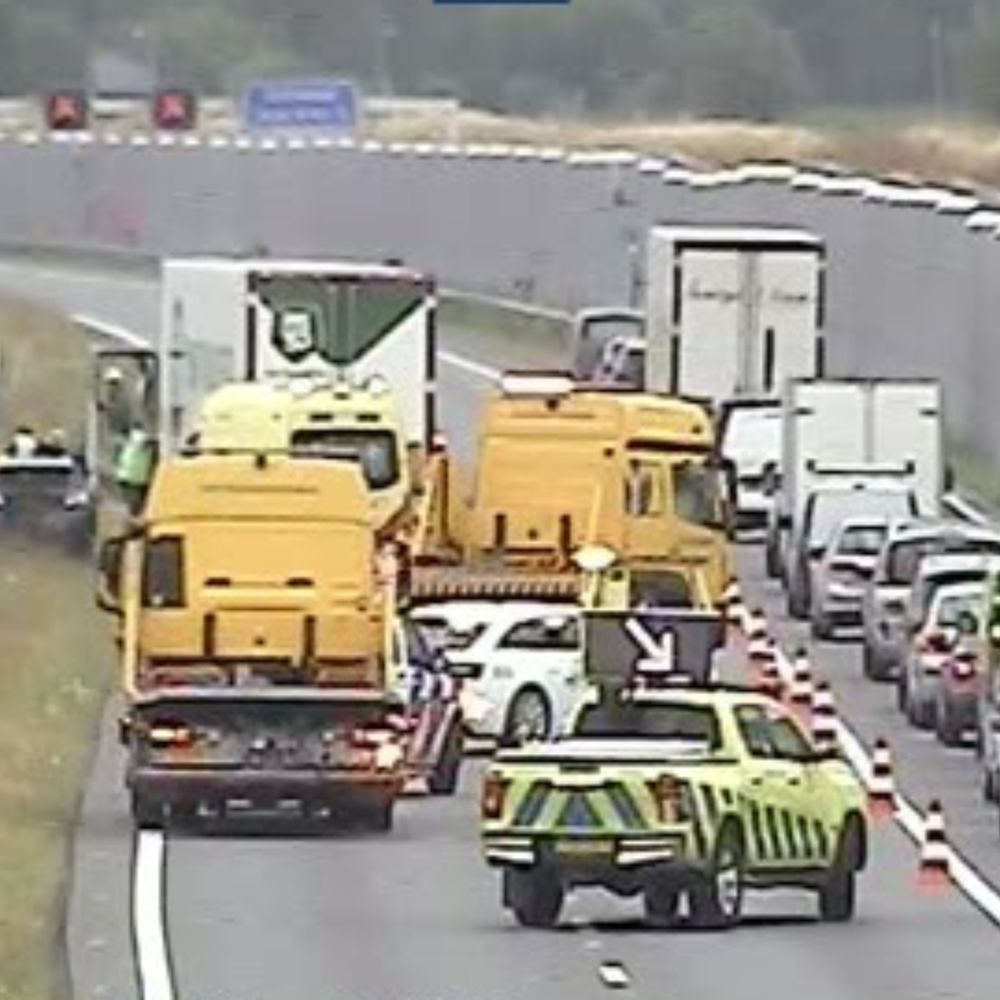 Verkeer loopt vast op snelweg aan beide kanten van tunnel na twee ongelukken - Rijnmond