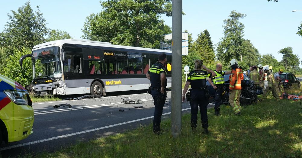 Lijnbus en auto botsen frontaal in Meppel, weg bezaaid met brokstukken - RTV Drenthe