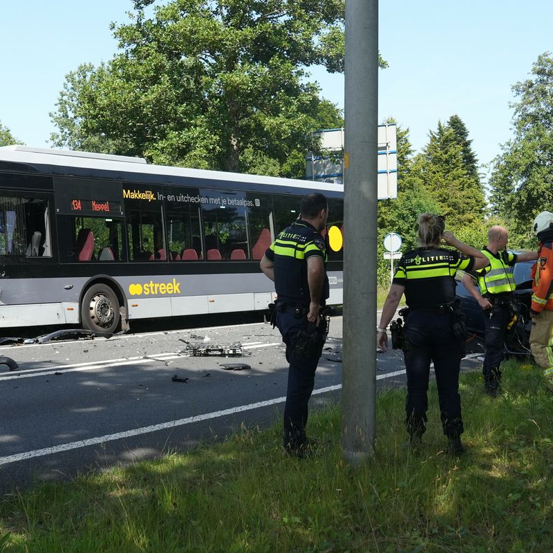 Lijnbus en auto botsen frontaal in Meppel, weg bezaaid met brokstukken - RTV Drenthe