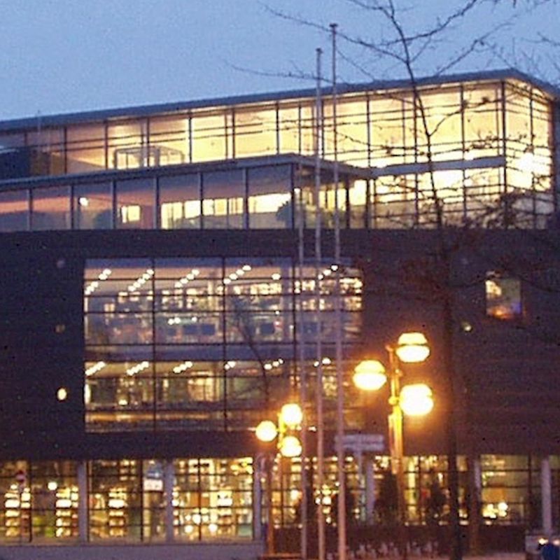 Hangjongeren rond bibliotheek Almelo - Oost