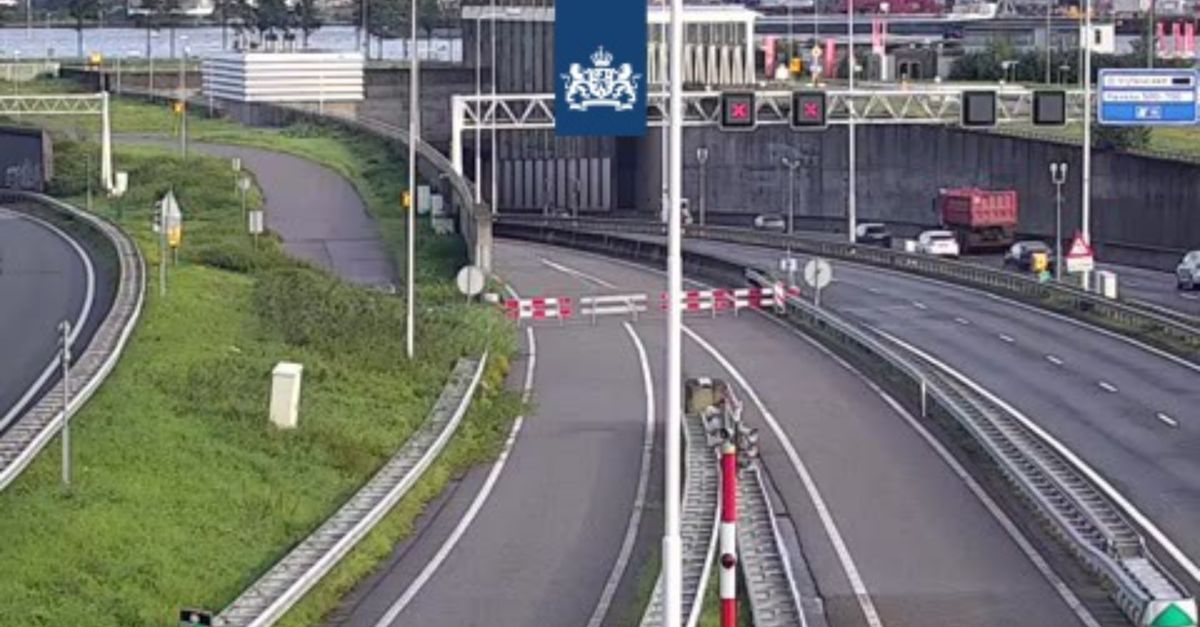 File op A15 richting Rotterdam door storing camera's in Beneluxtunnel ...
