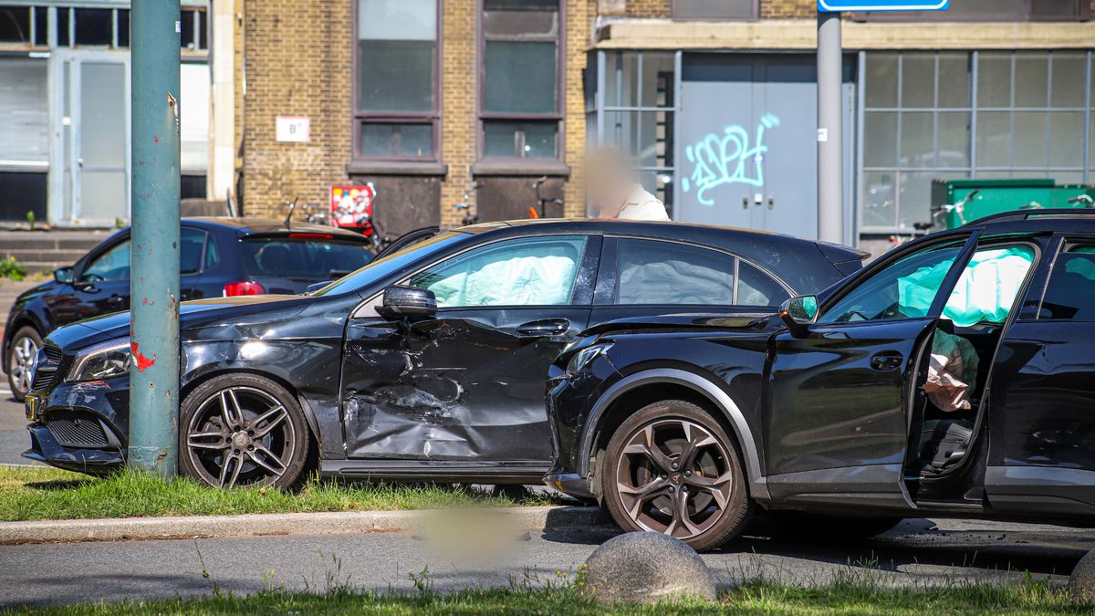 Gewonden en flinke schade na botsing - Rijnmond