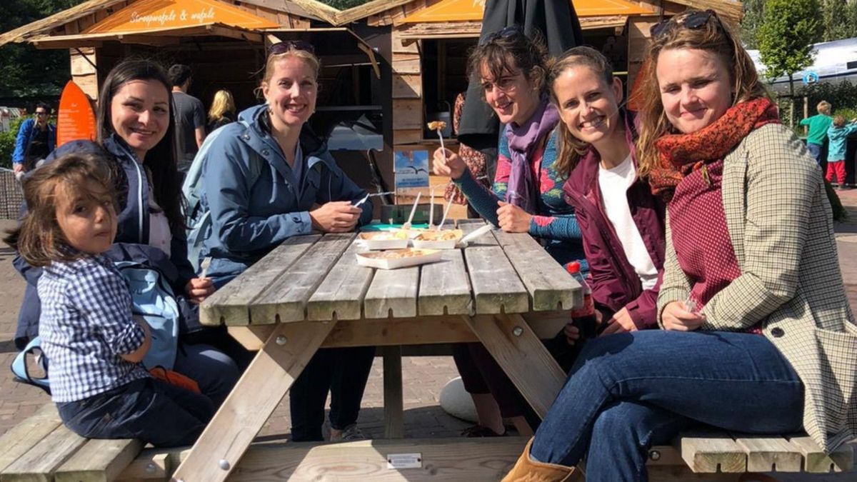 Terrasje pakken of taal leren: wie wil Oekraïense vluchtelingen wegwijs ...