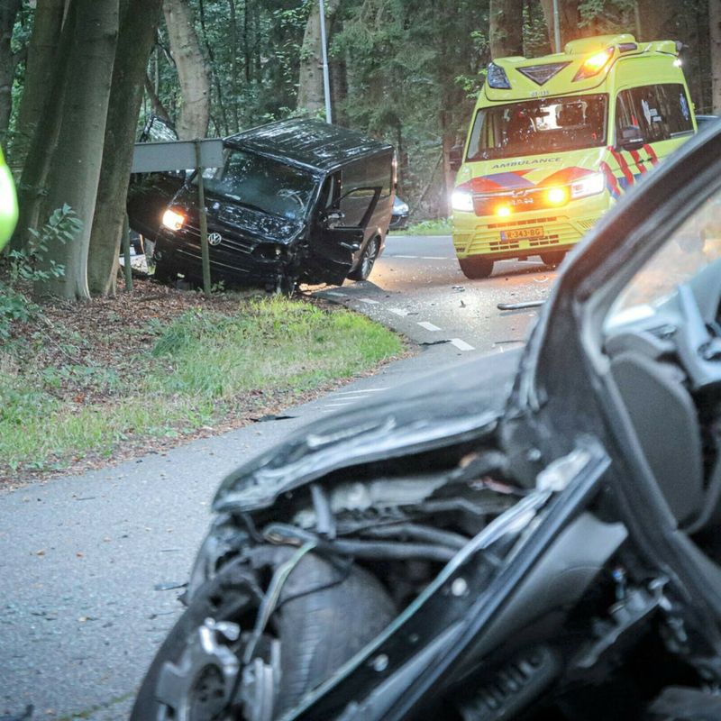 Zwaar ongeval in Emmen: Bestuurder gewond na botsing tussen bestelbus en auto - RTV Drenthe