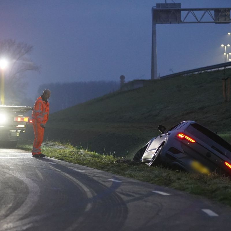 Slippartijen en ongelukken door gladheid - Omroep Gelderland