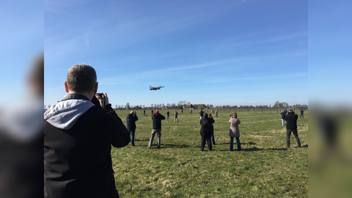Spotters kijken uit naar aankomst vliegtuigen Frisian Flag - Omrop Fryslân