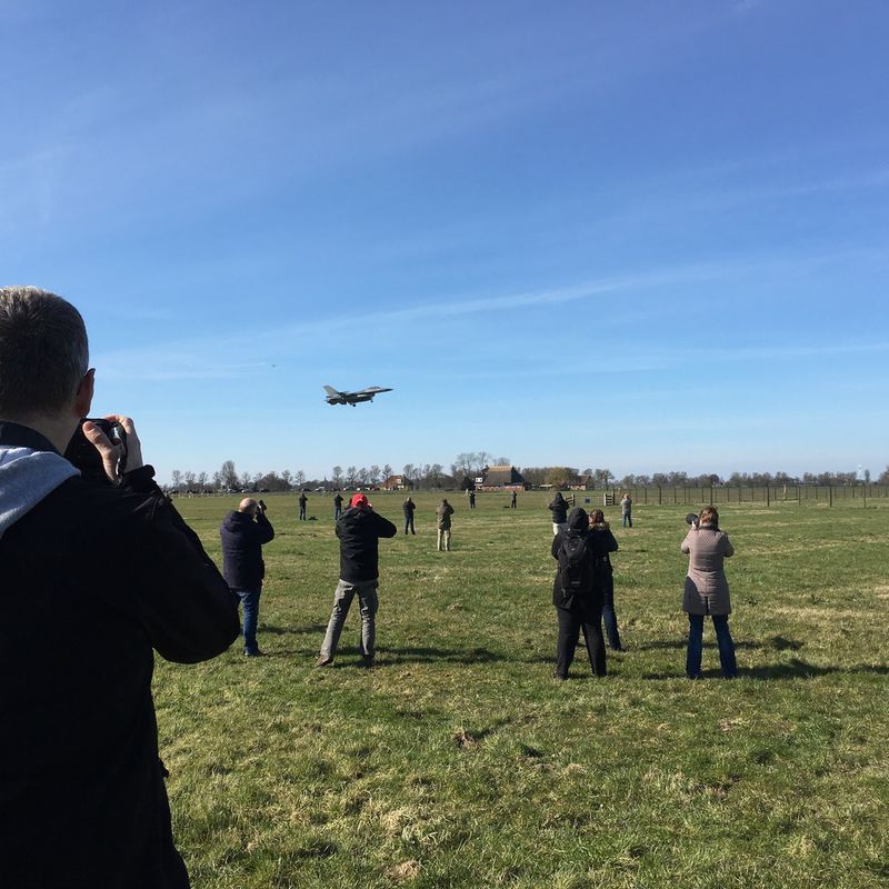 Spotters kijken uit naar aankomst vliegtuigen Frisian Flag - Omrop Fryslân