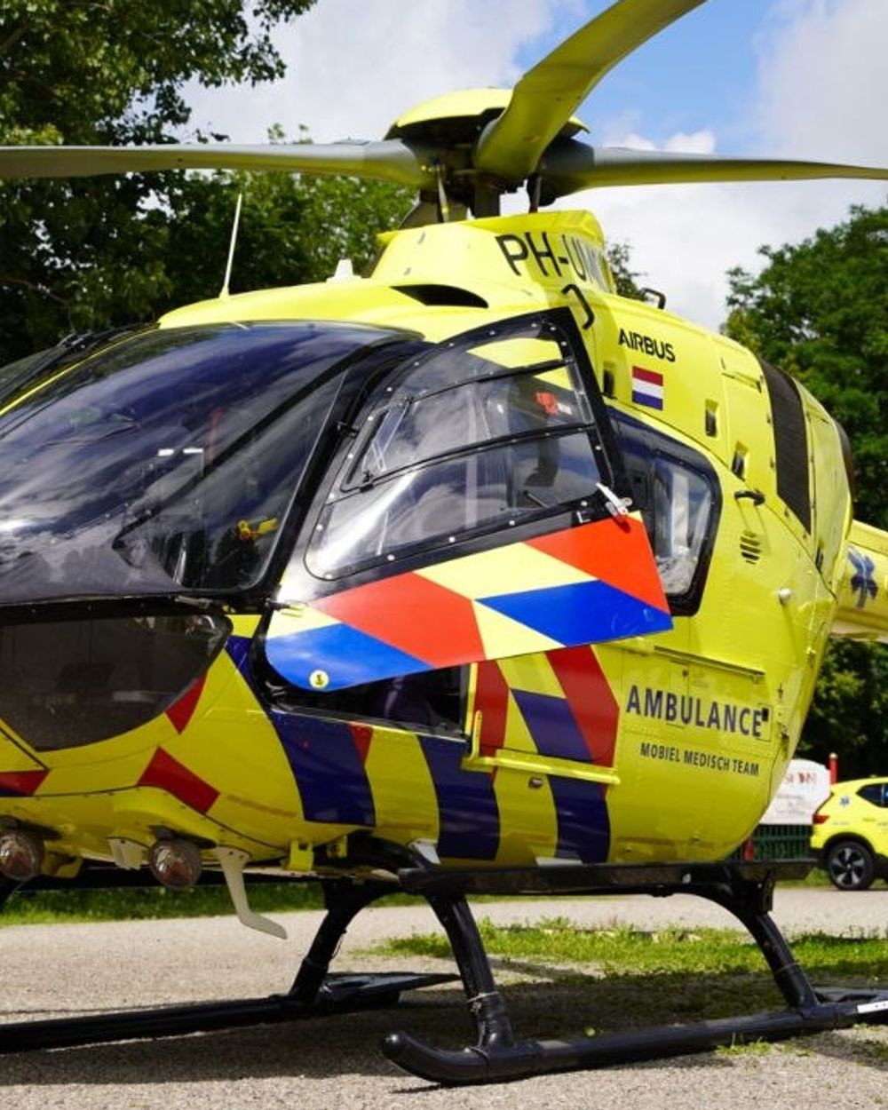 Persoon met spoed naar ziekenhuis na bedrijfsongeval in Zwartsluis - Oost