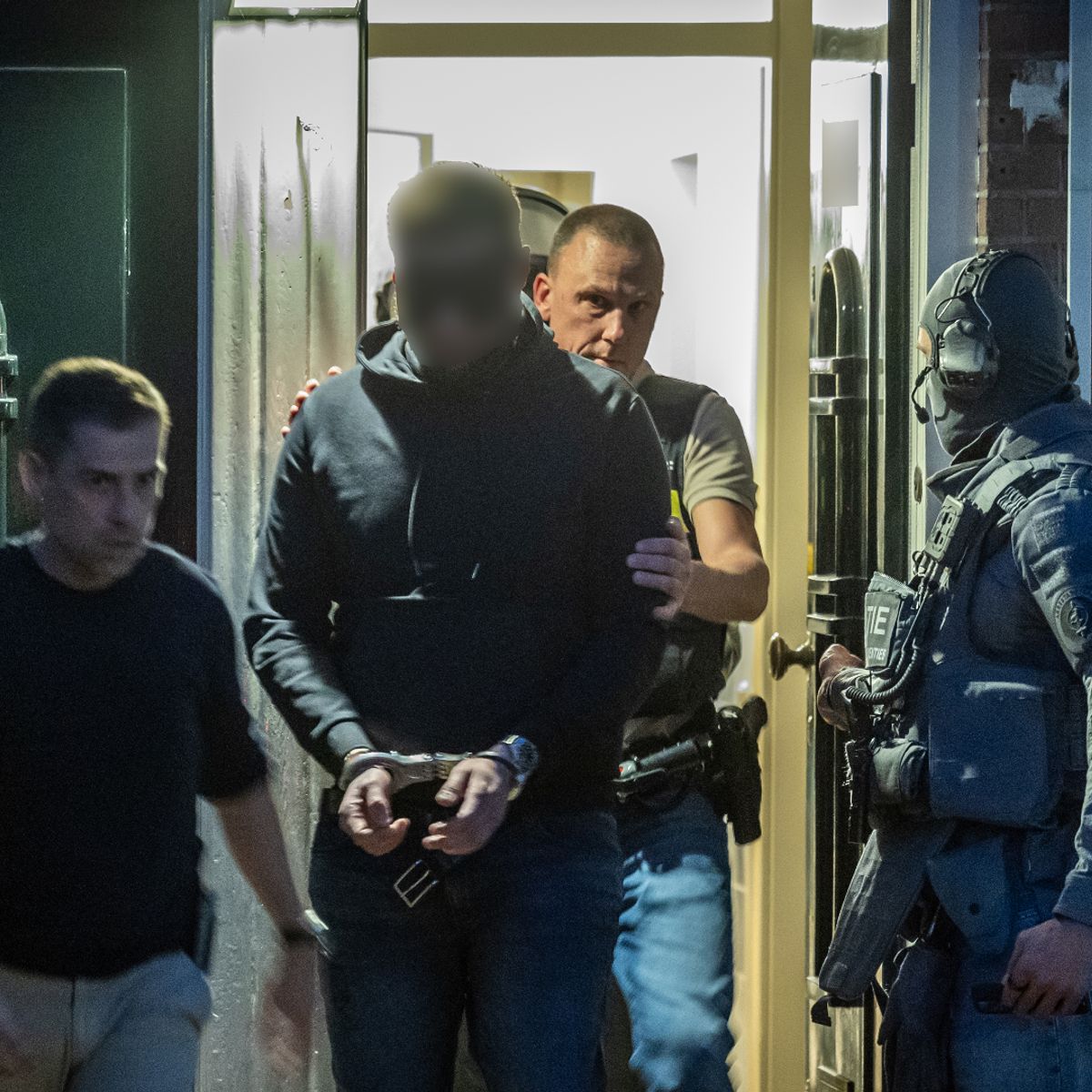 Man (33) aangehouden voor dodelijke schietpartij en woning doorzocht - Rijnmond