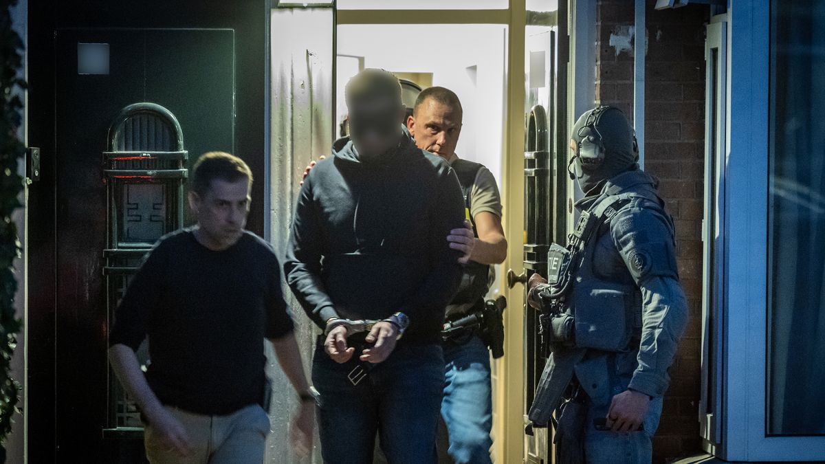 Man (33) aangehouden voor dodelijke schietpartij en woning doorzocht ...
