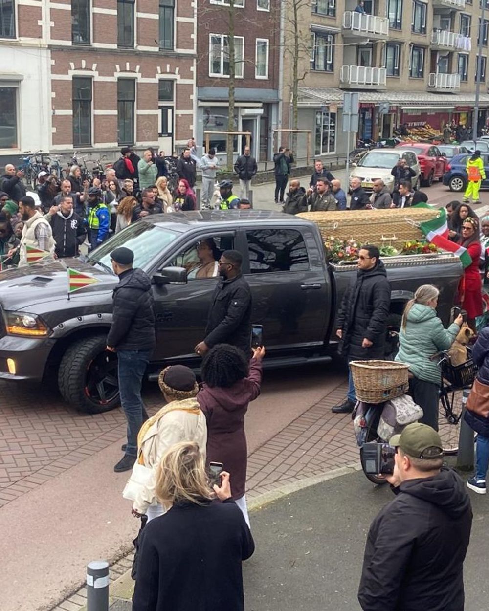 Fans, familie en vrienden lopen mee in grote rouwtocht voor overleden ...
