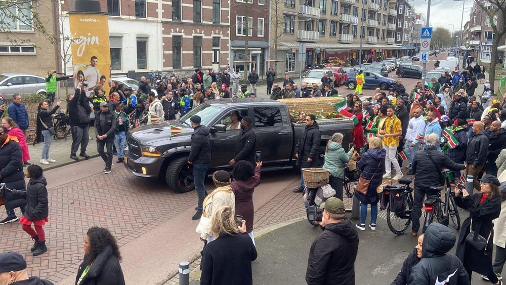 Fans, familie en vrienden lopen mee in grote rouwtocht voor overleden ...