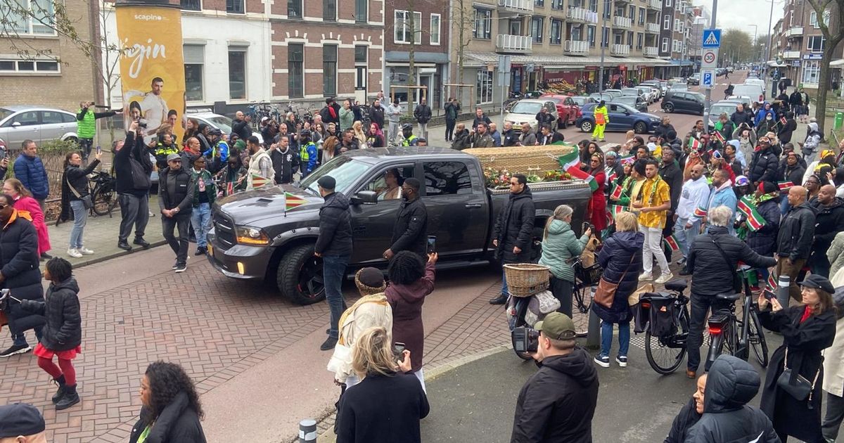 Fans, familie en vrienden lopen mee in grote rouwtocht voor overleden ...