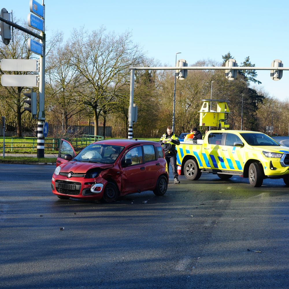 Ongeval nadat auto uitwijkt voor ambulance bij Heino - Oost