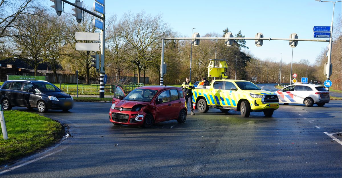 Ongeval nadat auto uitwijkt voor ambulance bij Heino - Oost