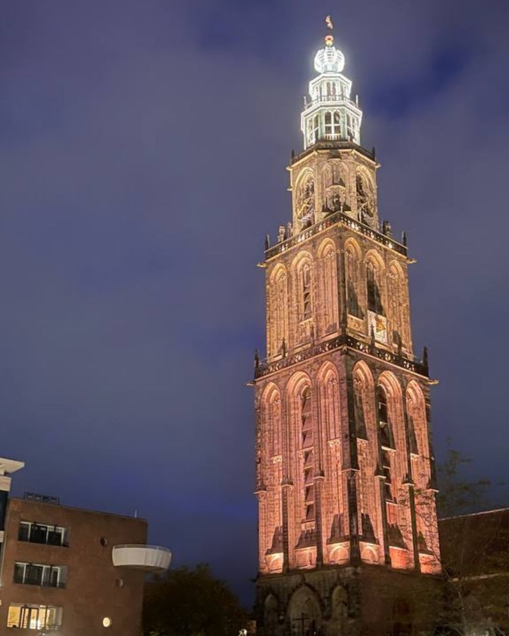 Met een lichtshow gaat de nieuwe verlichting van de Martinitoren aan ...