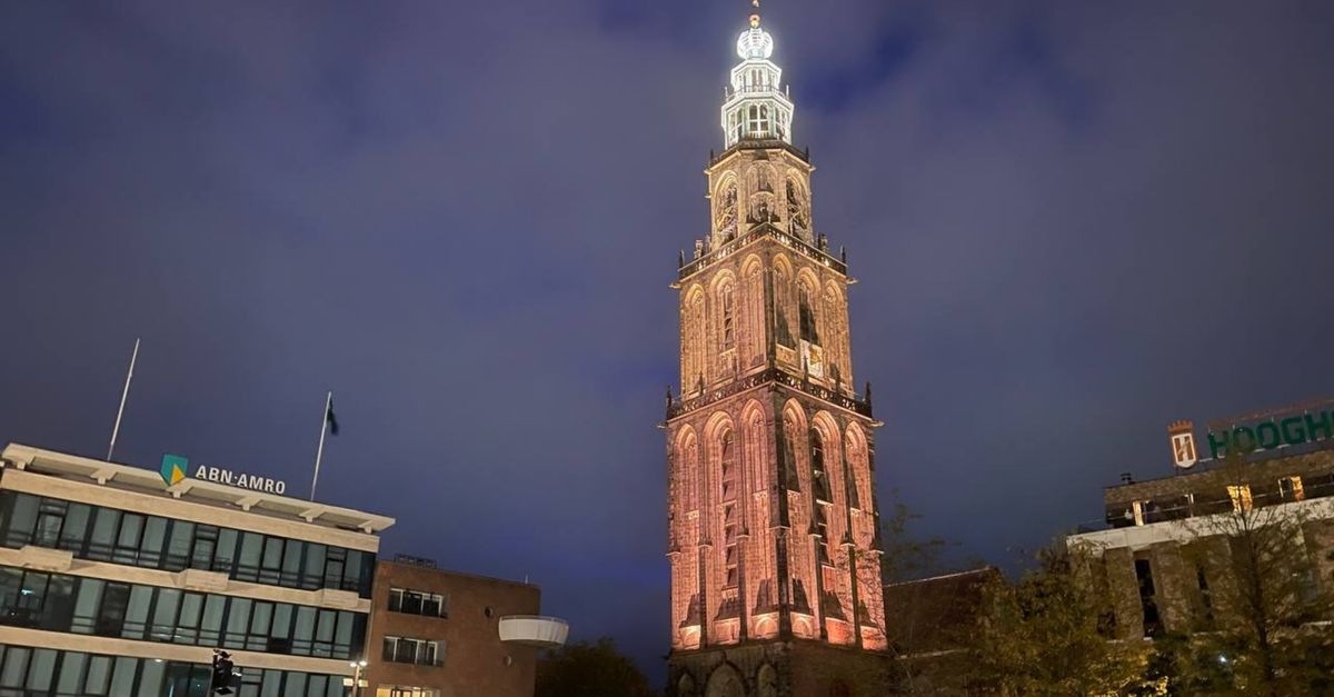Met een lichtshow gaat de nieuwe verlichting van de Martinitoren aan ...