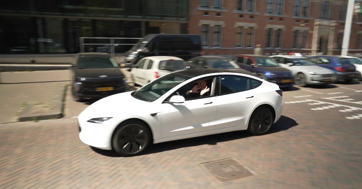 Tesla testrit door Rotterdam - Rijnmond