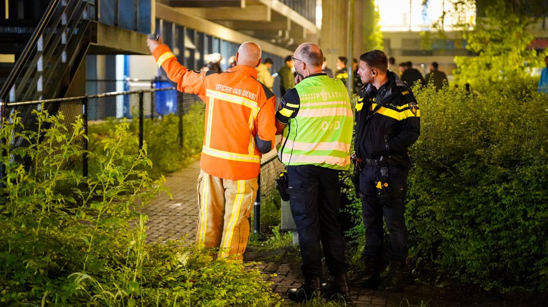Brandweer ontruimt deel azc Assen door brand, tientallen bewoners naar ...