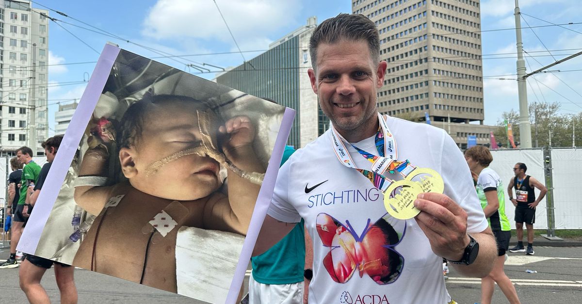 Mathijs (44) loopt ieder jaar de marathon met de foto van zijn ...