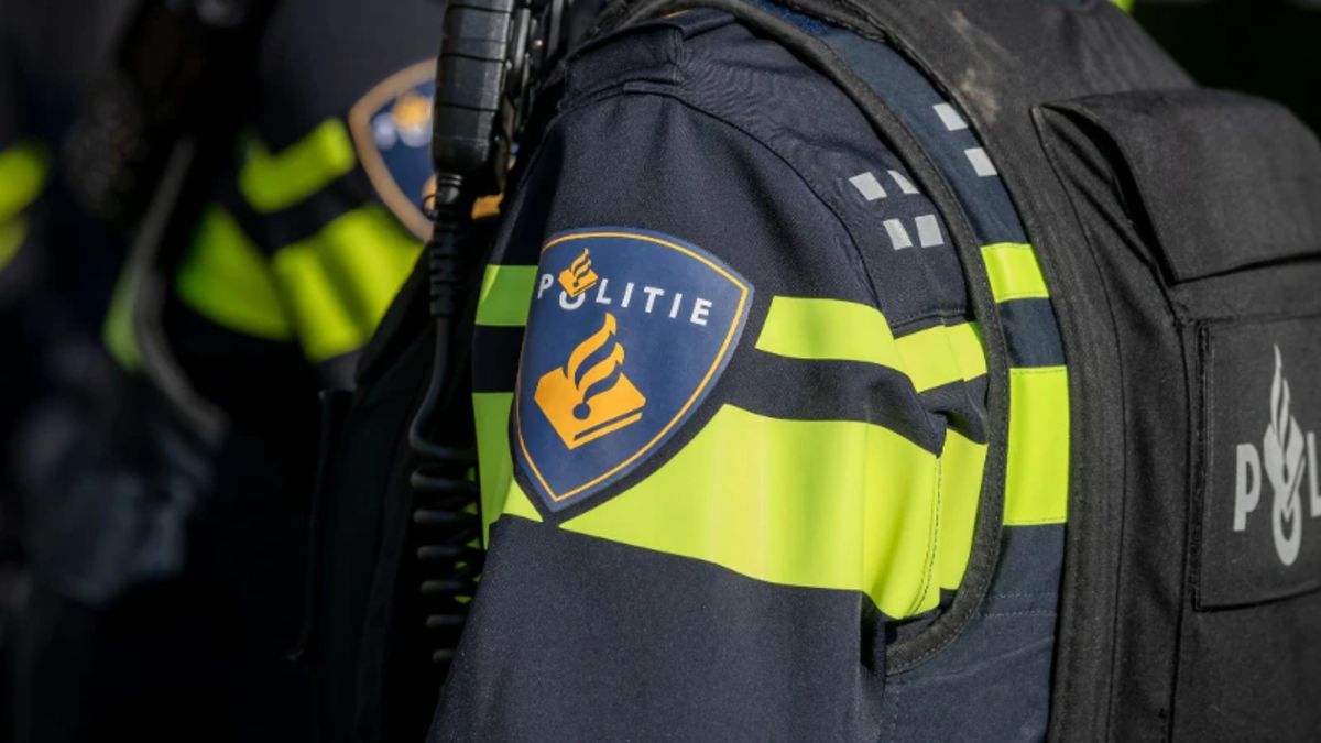 Verdachten van overval droegen politiekleding en drongen met stormram ...