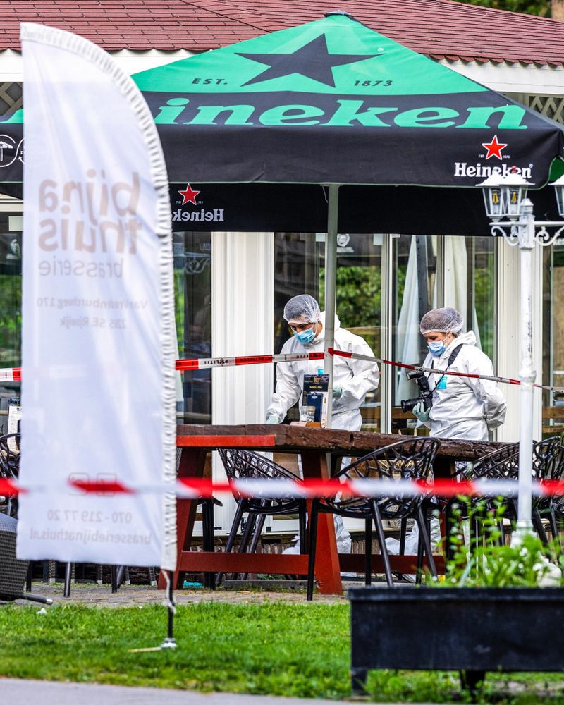 Verdachte van liquidatie op vol terras naar Nederland gebracht - Omroep ...
