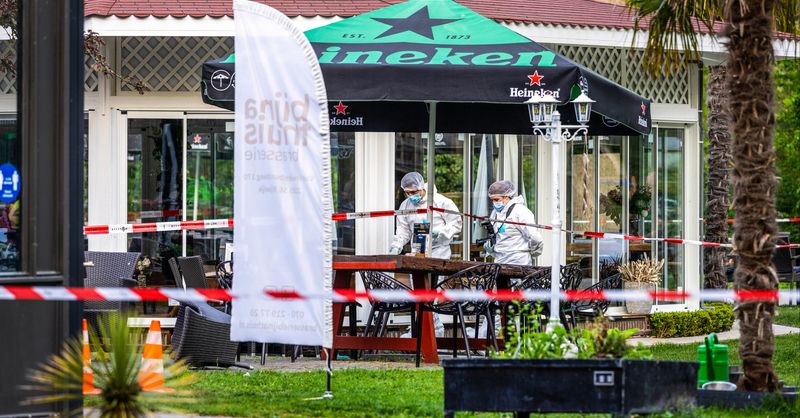 Verdachte van liquidatie op vol terras naar Nederland gebracht - Omroep ...