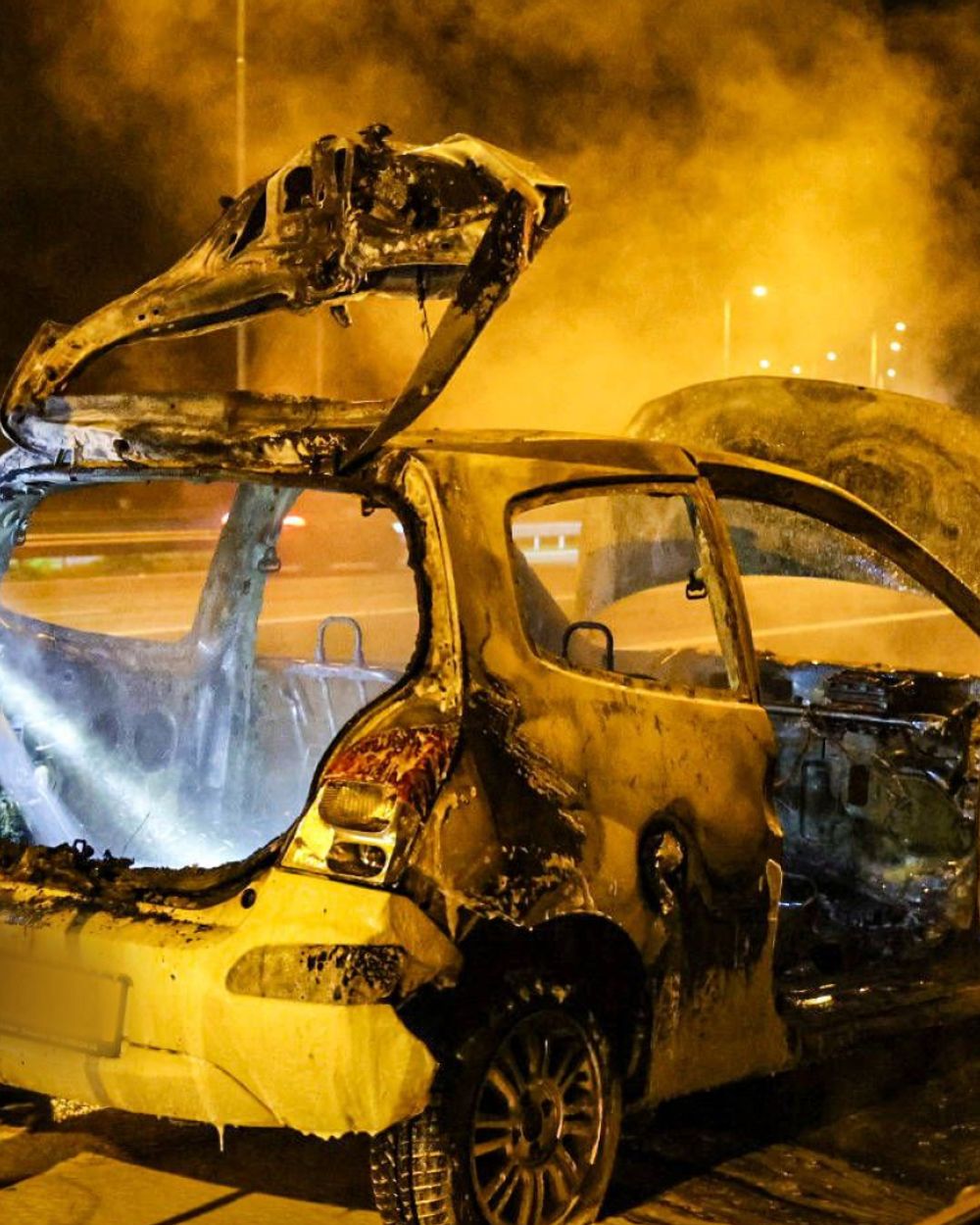 Brand verwoest auto • gewonde bij aanrijding brommer - Omroep Gelderland